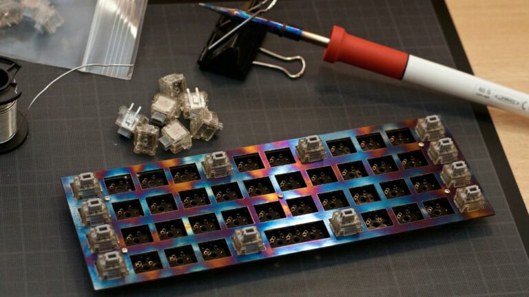 Take Out Keyboard Switches Without a Tool - OnGameStart